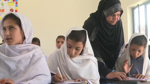 Afghan refugee teacher in Pakistan wins UN award - BBC News