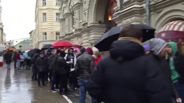 Russians queue for new iPhone despite US tensions - BBC News