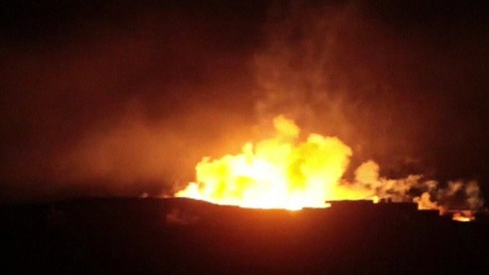 Syria conflict: Footage 'shows warplane attack on Aleppo' - BBC News