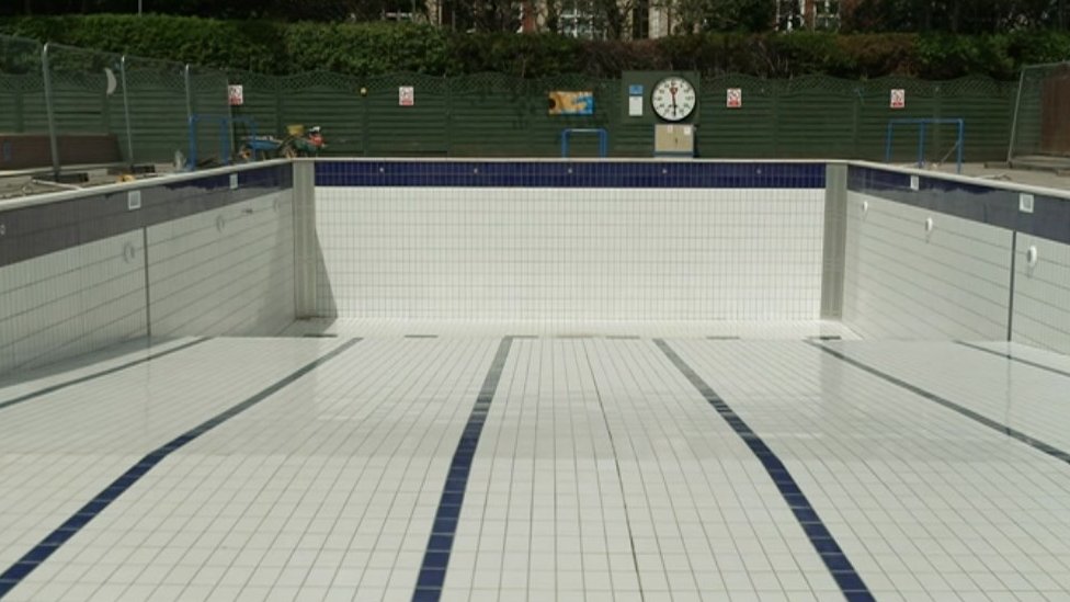 Coronavirus: Outdoor pools and lidos struggling to reopen - BBC News