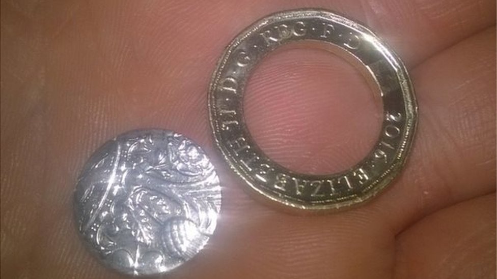 Faulty pound coins fetch a cracking price online - CBBC Newsround