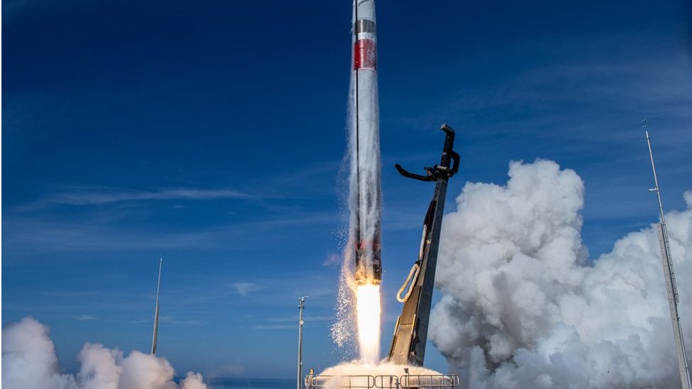 Helicopter catches rocket from space in mid-air - CBBC Newsround