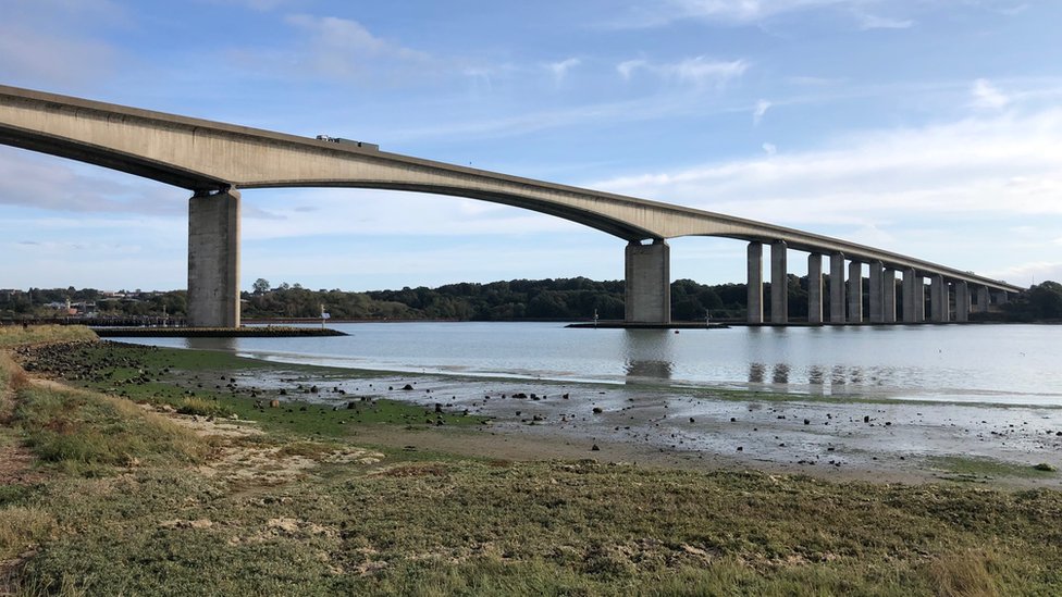 Suffolk search called off after pair seen on Orwell Bridge - BBC News