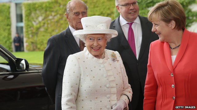 Queen is shown former Berlin Wall location by Angela Merkel - BBC News