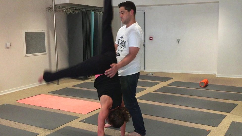Yoga boss turns normal advice on its head - BBC News
