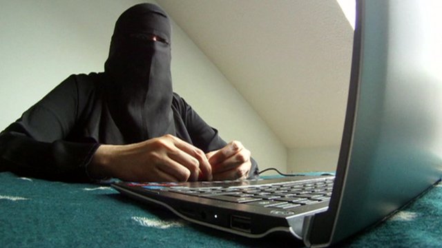 Undercover report reveals IS recruitment tactics - BBC News