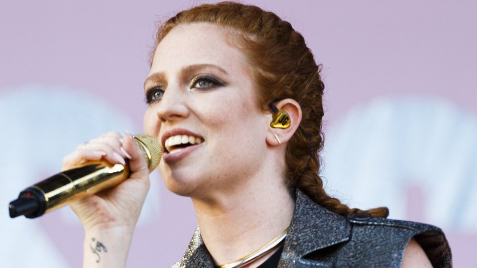 Jess Glynne tops UK album chart with debut - CBBC Newsround