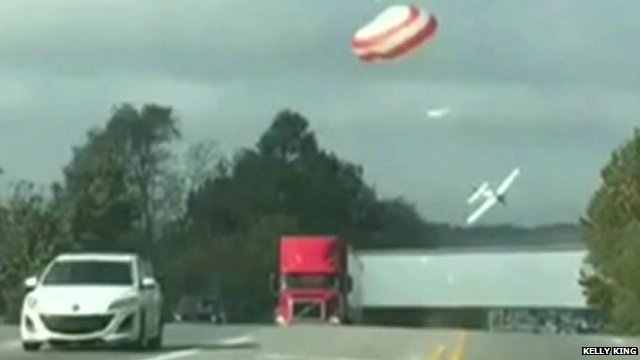 Plane makes emergency landing on Arkansas road - BBC News