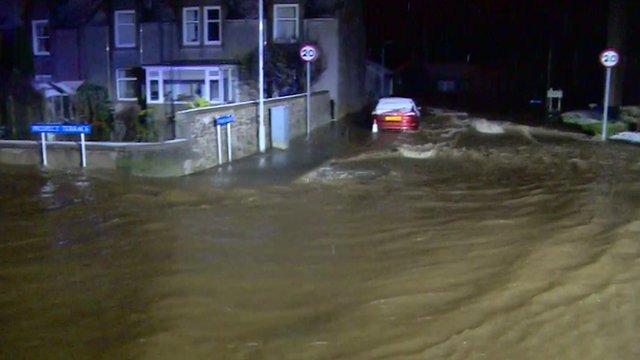 Flooded Ellon residents feel the force of River Ythan - BBC News