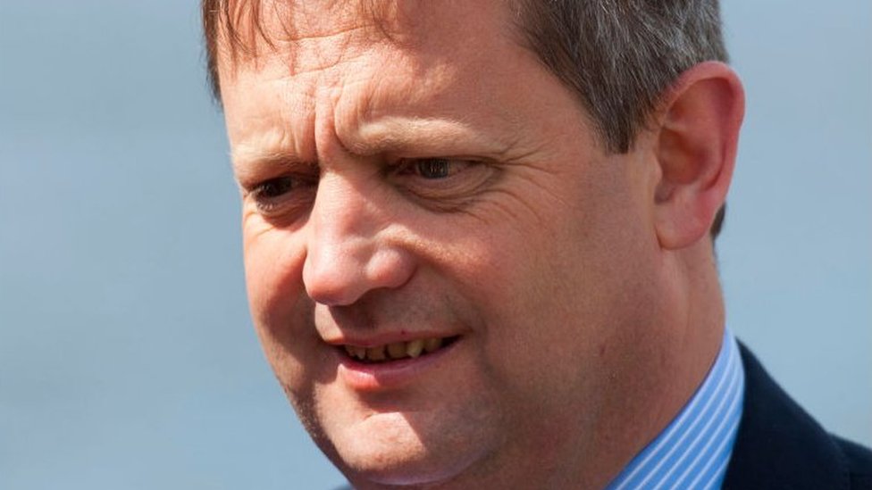 Alun Davies yn ailymuno â grŵp Llafur wedi ffrae yfed - BBC Cymru Fyw