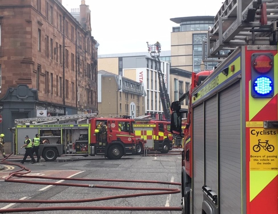 'Explosion' and fire at Edinburgh tenement block - BBC News