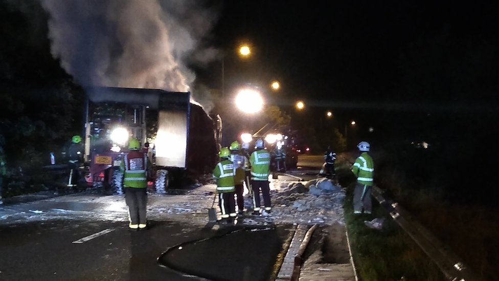 A1M reopened after lorry fire between Doncaster and Pontefract - BBC News