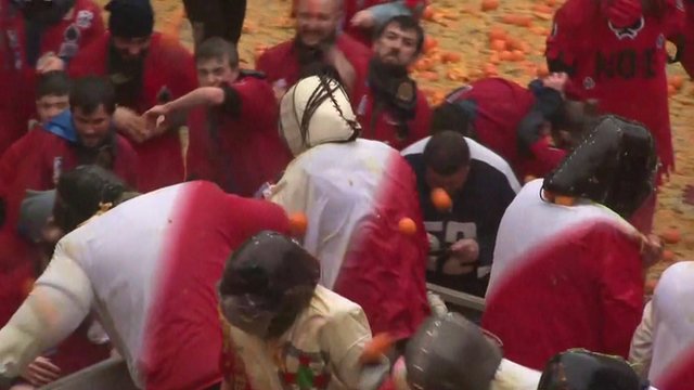 Thousands take part in Orange Battle in Italy - BBC Newsround