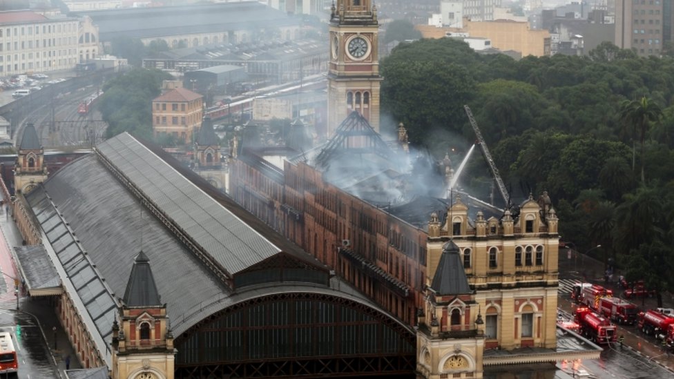 Sao Paulo fire wrecks historic railway station - BBC News