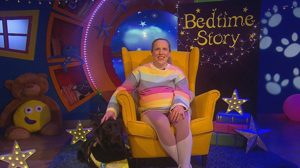 Paralympian reads first braille story for CBeebies - CBBC Newsround
