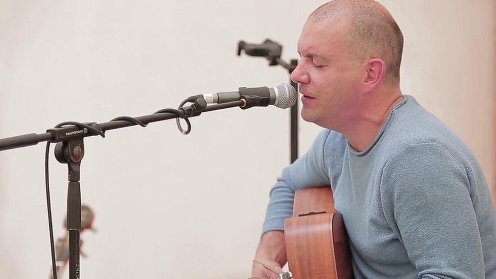 Ryland Teifi a theulu tair iaith - BBC Cymru Fyw