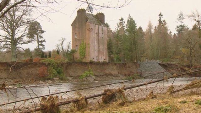 Work to stop Abergeldie Castle falling into the River Dee - BBC News