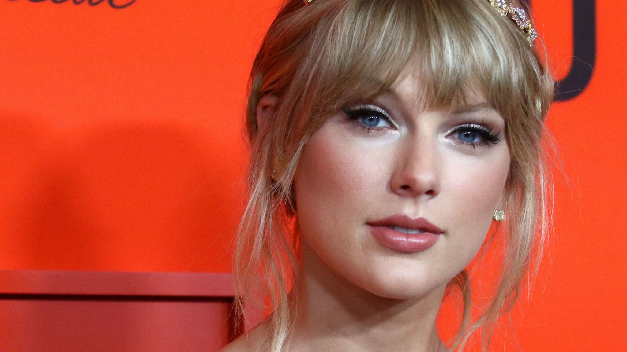 Taylor Swift donates £23,000 to help student go to UK university - CBBC ...