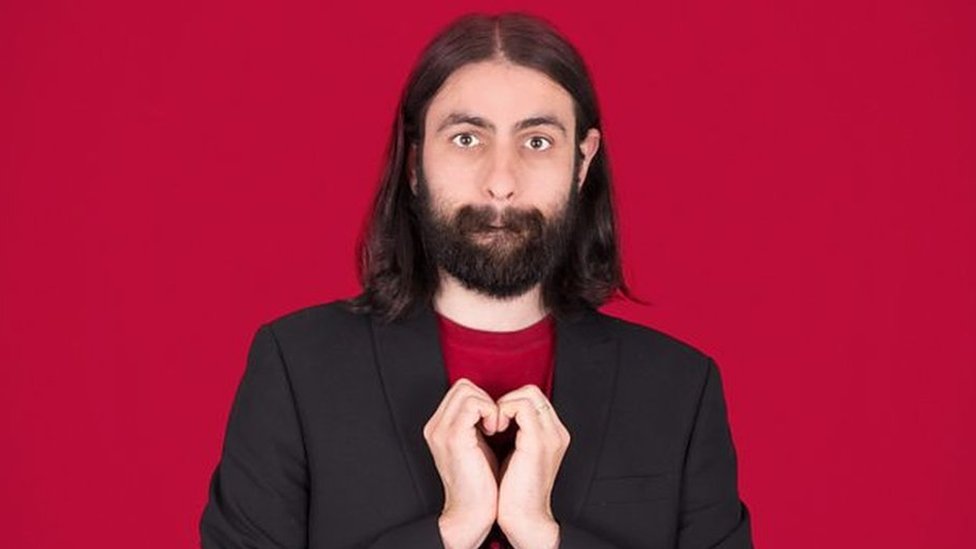 Rwy'n ddeurywiol... ac yn briod â dynes - BBC Cymru Fyw