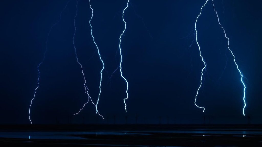 Snow and lightning set to hit parts of the UK - CBBC Newsround