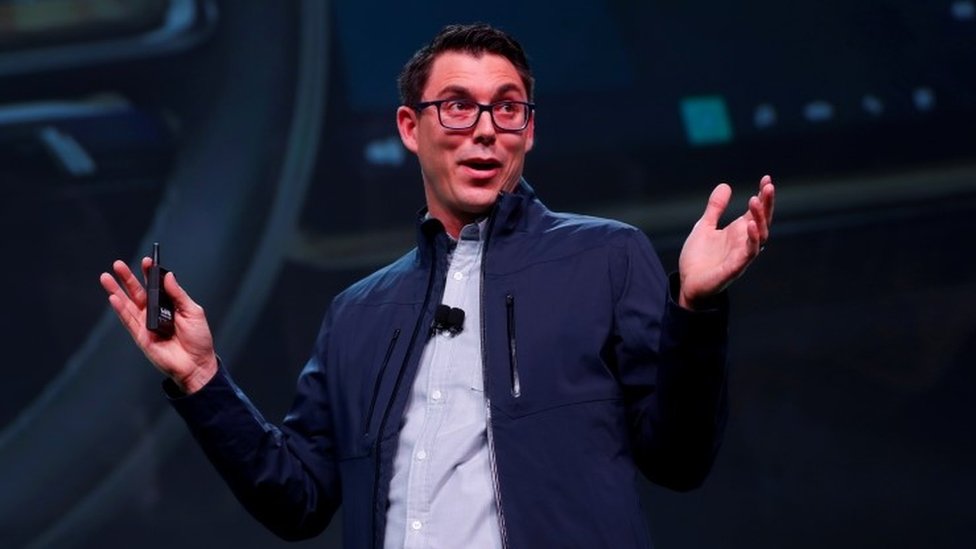 Quién es R.J. Scaringe, el joven multimillonario que desafía a Elon ...