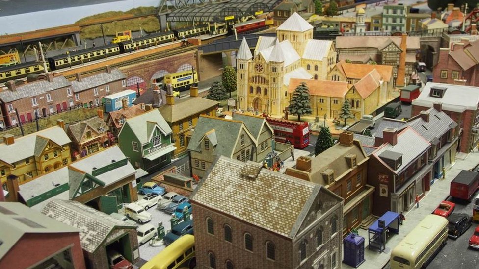 Final stop for amazing model railway in Redditch attic - BBC News