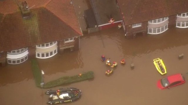 Storm Desmond: Aerial footage shows Carlisle floods - BBC News