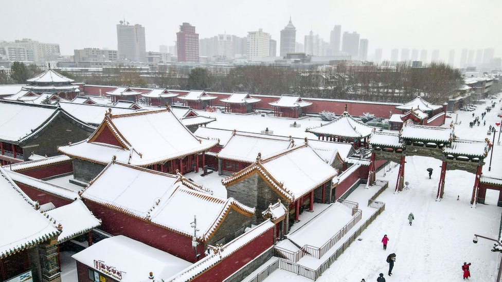 China: Biggest snowfall in city of Shenyang for 116 years - CBBC Newsround