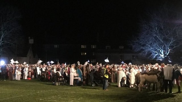 Calne claims world record for largest live nativity - BBC Newsround