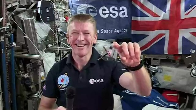 Tim Peake's demos a spinning top in space - BBC Newsround