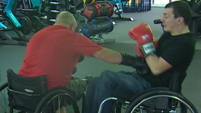 Phil Bousfield warms up for wheelchair boxing bout - BBC News