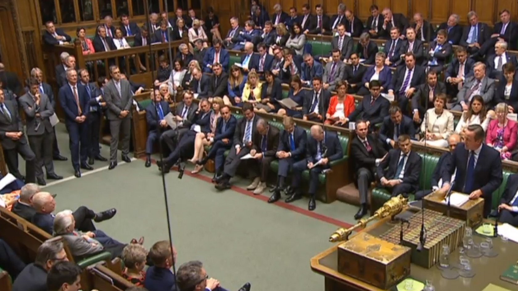 Government outlines agenda in Queen’s Speech - BBC News