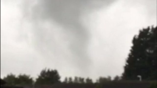 Tornado seen in Northampton suburb of Duston - BBC News