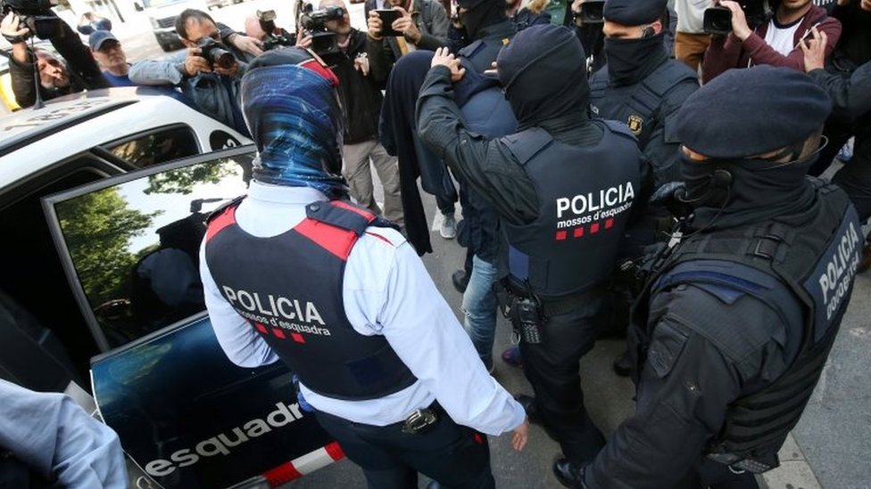 Spain detains group 'with links to suspects in Brussels attacks' - BBC News