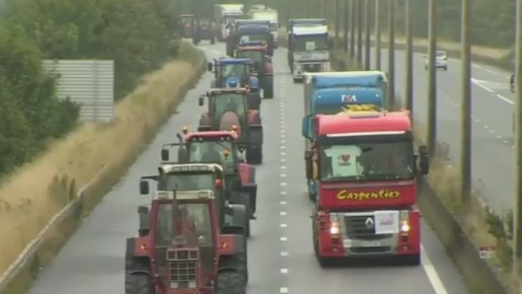EU migrants crisis: Lorry protest causes Calais disruption - BBC News