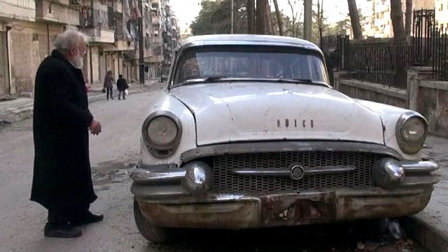 Syrian vintage car collector Abu Omar defies shelling - BBC News