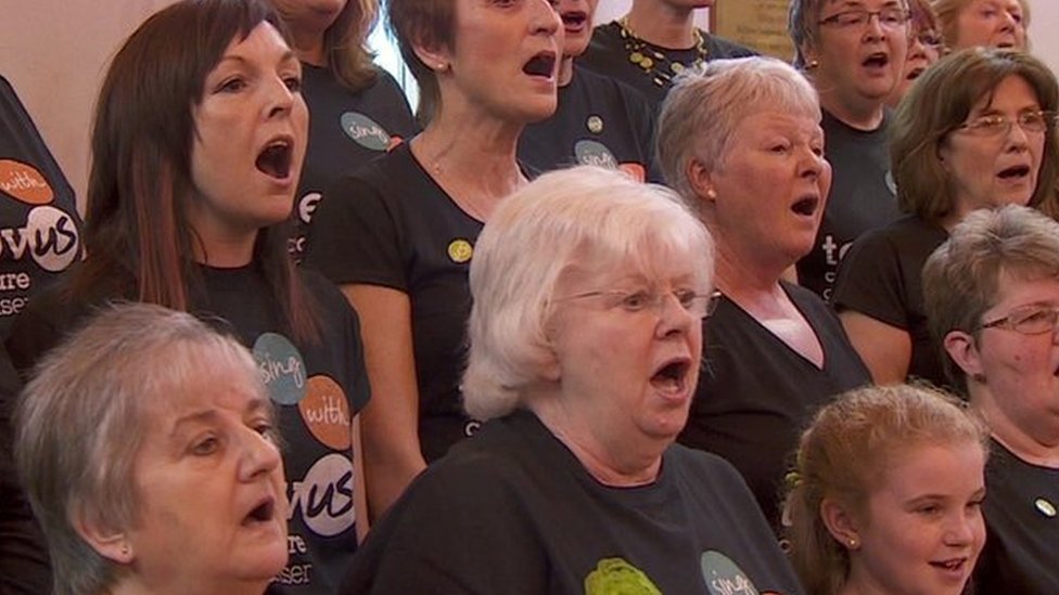 Can singing in a choir boost health? - BBC News