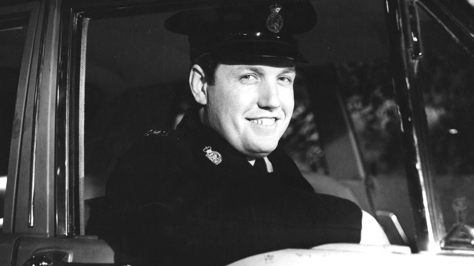 Colin Welland: Actor, writer and Oscar winner dies at 81 - BBC News