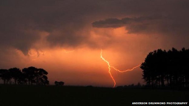 Dramatic lightning storm across Scotland - BBC News