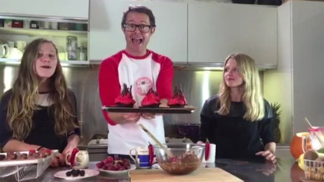 Stefan Gates gives us his top recipes for Bonfire Night - BBC Newsround