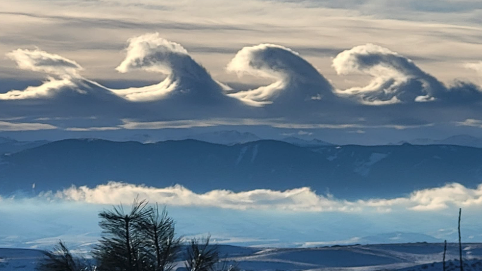 Check out these stunning cloud waves in Wyoming - CBBC Newsround
