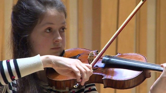 Student violinist on Buckingham Palace gala concert - BBC News