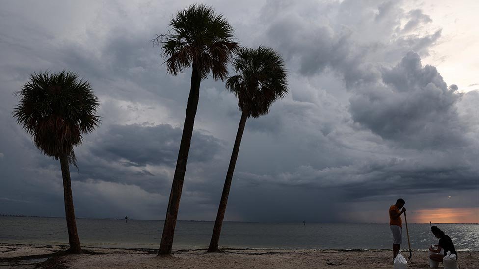 Hurricane Ian: Florida told to brace for 'major disaster' - CBBC Newsround