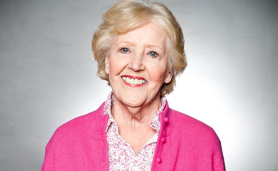 Paula Tilbrook: Emmerdale actress dies at 89 - BBC News