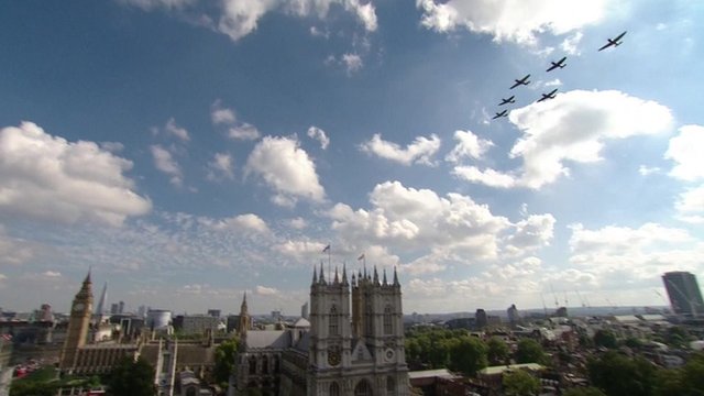 Battle of Britain flypast marks 75th anniversary - BBC News