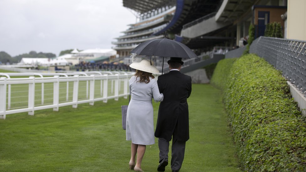 Royal Ascot: Racegoers brave rain at first day of event - BBC News