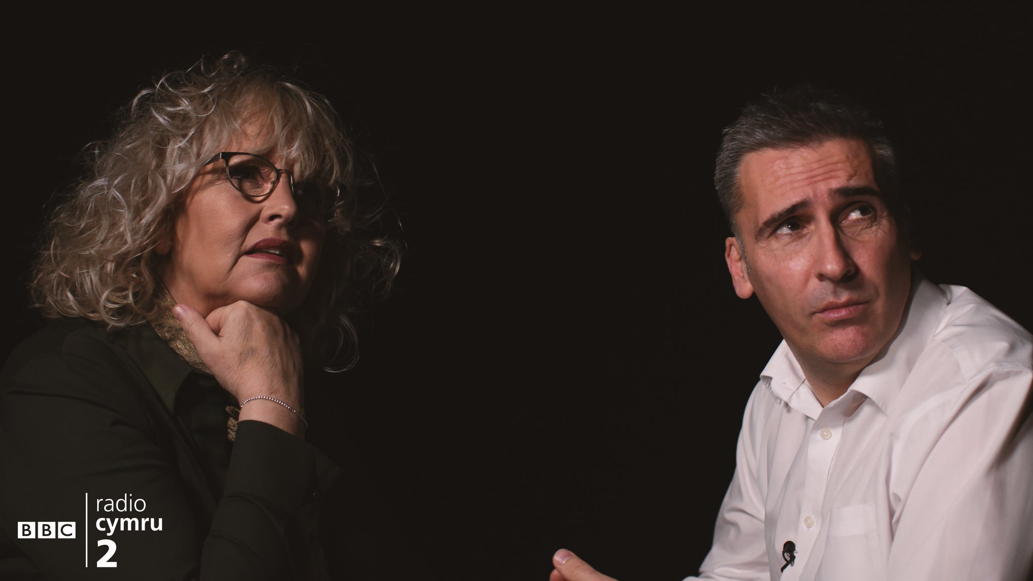 Dewch i gyfarfod dau gyflwynydd newydd Radio Cymru 2 - BBC Cymru Fyw