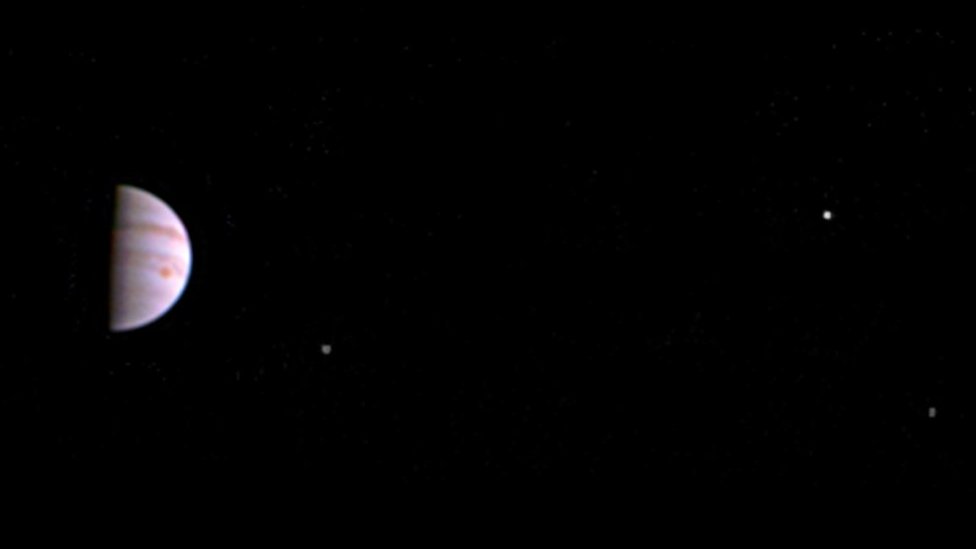 Juno probe's first picture of planet Jupiter - CBBC Newsround