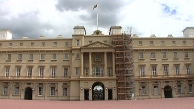 Palace maintenance: 'Bits of the building keep falling off' - BBC News