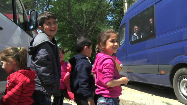 Migration both ways on Bulgarian-Turkish border - BBC News